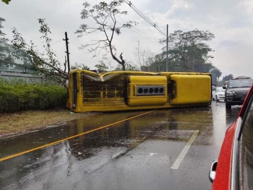 ခရီးသည်တင် Ybs ကားတစ်စီး တိမ်းမှောက်မှု မင်္ဂလာဒုံမြို့နယ်၌ ဖြစ်ပွား