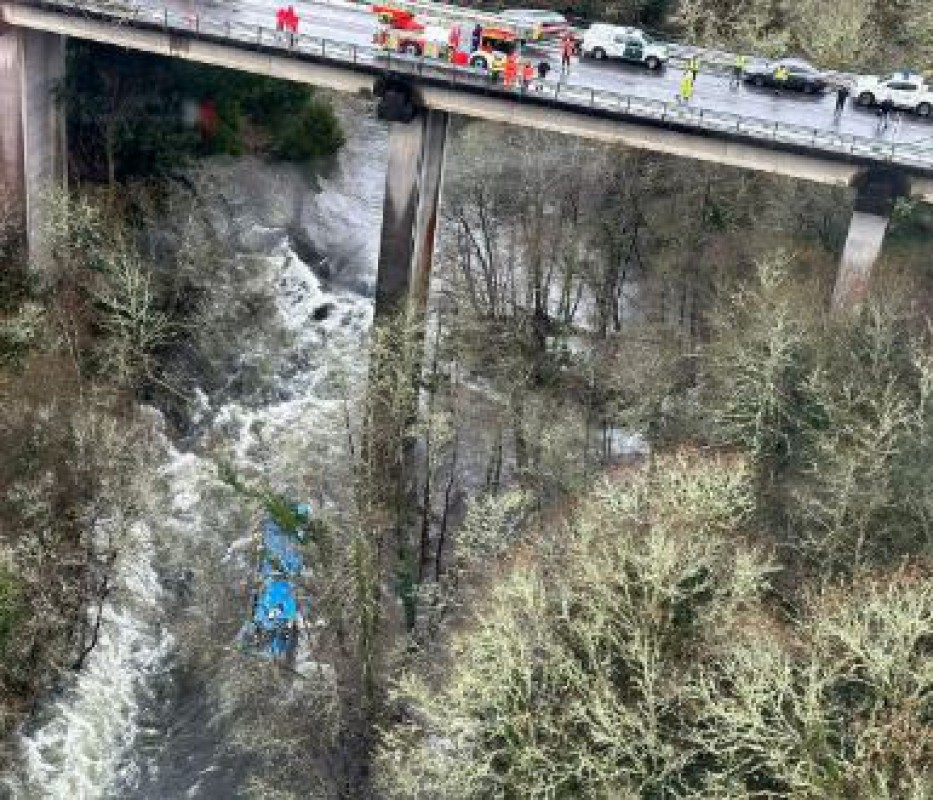 စပိန်နိုင်ငံတွင် ဘတ်စ်ကားတစ်စီးမြစ်ထဲသို့ ထိုးကျခဲ့ခြင်းကြောင့် လူ ၆ ဦး သေဆုံး