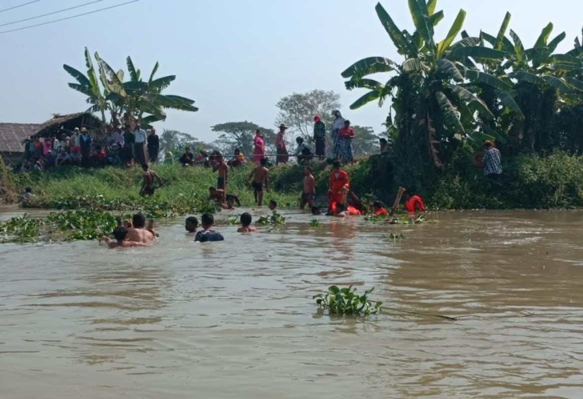 ပုသိမ် ရန်ကုန် လမ်းမကြီးဘေးရှိ အမှတ် ၃ တူး‌‌မြောင်းတွင် စက်လှေတစ်စီး