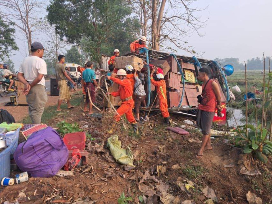 ရန်ကုန် ပြည် ကားလမ်းတွင် ဇာတ်သဘင်ကားတစ်စီး တိမ်းမှောက်ခဲ့ရာ ၁ဝ ဦးထက်မနည်း ထိခိုက်ဒဏ်ရာရရှိခဲ့