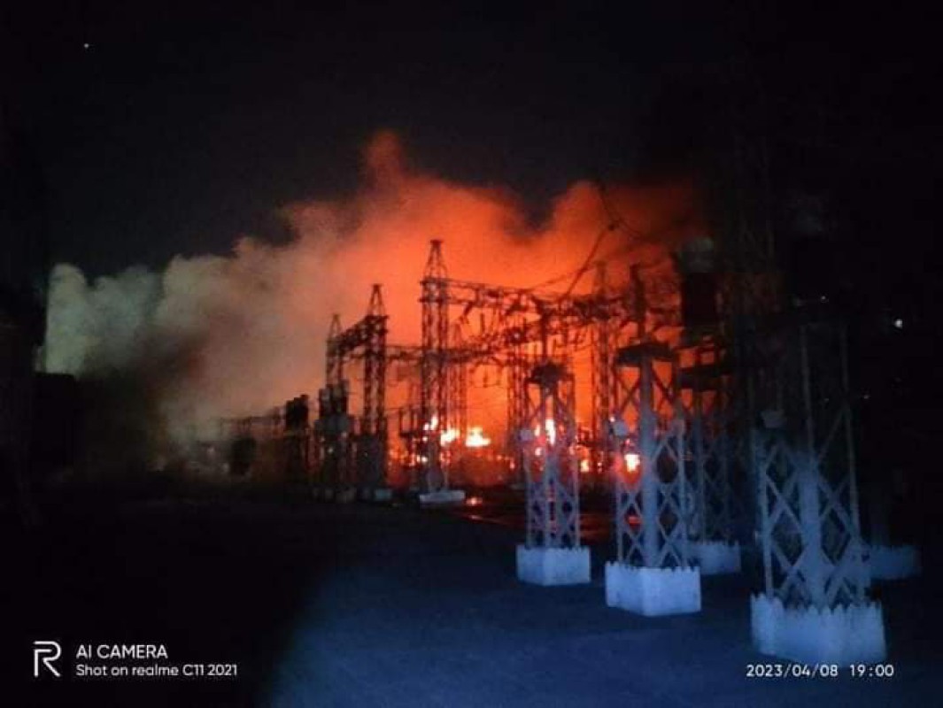 အလုံမြို့နယ်ရှိ လျှပ်စစ်ဓာတ်အားခွဲရုံမီးလောင်မှုသည် Transformer ကြွေသီးပွင့်ထွက်ရာမှ မီး ကူးစက