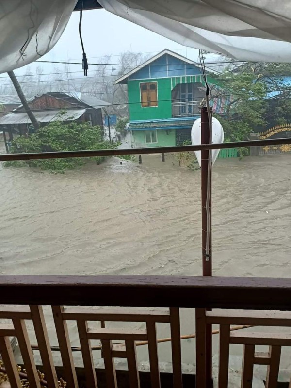 ဆိုင်ကလုန်းမုန်တိုင်း မိုခါ ၏ ဗဟိုချက်သည် ရခိုင်ပြည်နယ်သို့ စတင်ဖြတ်ကျော်လျက်ရှိပြီး စစ်တွေနှင့