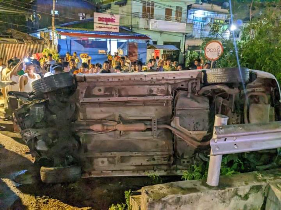 ဒေါပုံမြို့နယ်ရှိ ဂျပန်တံတားအဆင်းတွင် အိမ်စီးကားတစ်စီးတိမ်းမှောက်၍ အမ