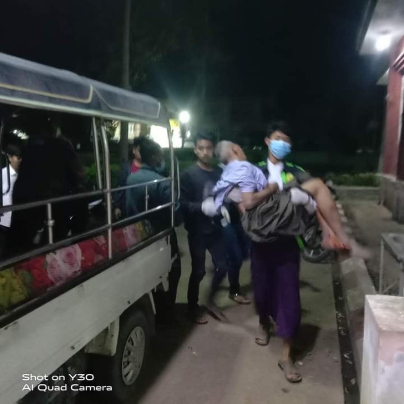ပြင်ဦးလွင်မြို့၌ လမ်းလျှောက်နေသည့် အသက် ၆ဝ ကျော်အရွယ်အဘိုးအိုတစ်ဦးအား