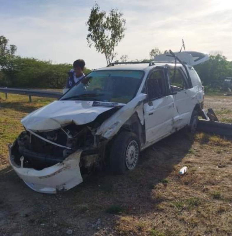 အမြန်လမ်းမကြီးတွင် ကားတစ်စီး အရှိန်လွန်ကာ လမ်းဘေးသံဘယ်ရီယာတုံးများအား