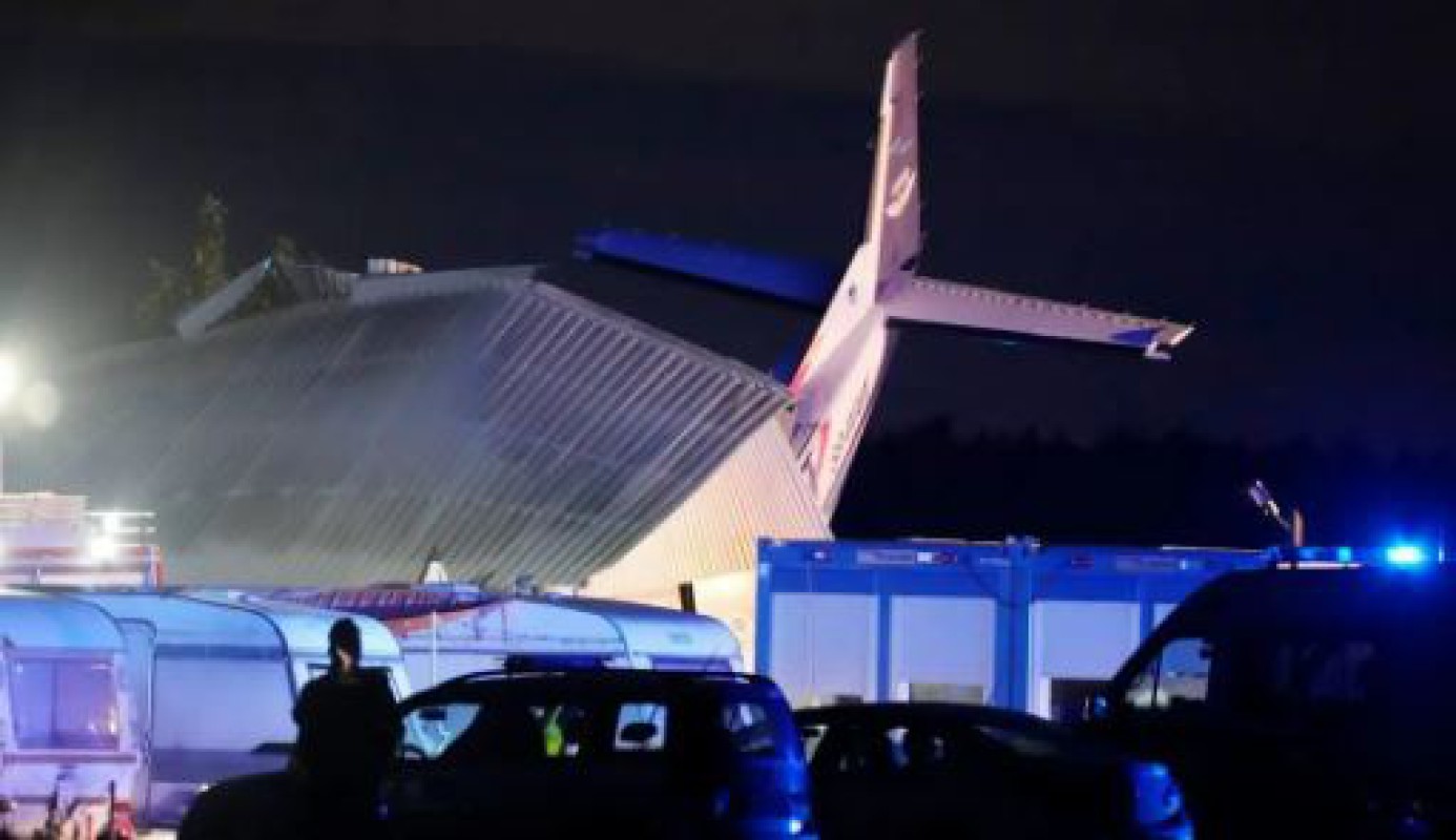 ပိုလန်နိုင်ငံရှိ လေယာဉ်သိုလှောင်ရုံတစ်ခုပေါ်သို့ ဂျက်လေယာဉ်တစ်စင်းပျက်ကျခဲ့ပြီးနောက် အနည်းဆုံး