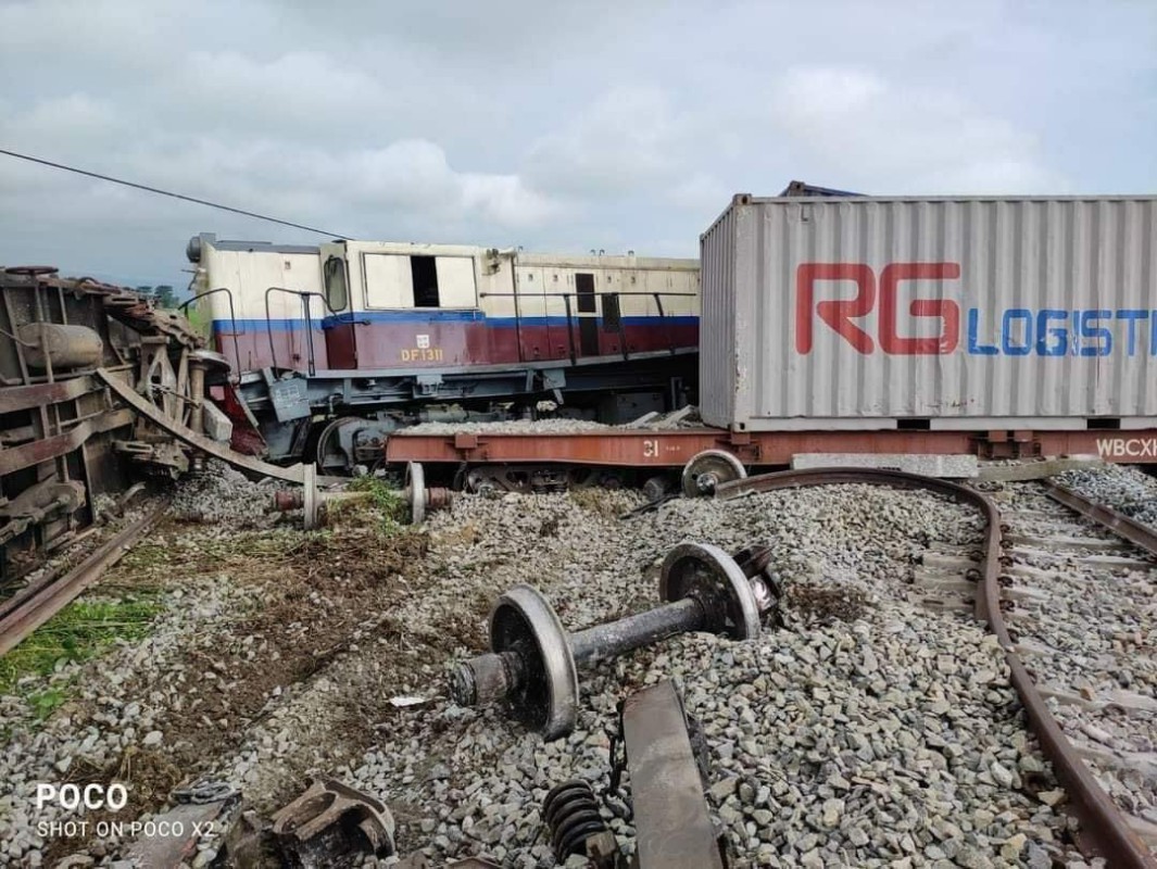 ရန်ကုန် မန္တလေး ရထားလမ်းပိုင်း၌ လက်လုပ်မိုင်းပေါက်ကွဲမှုကြောင့် ကွန်တိန်နာ ကုန်တင်ရထား တိမ်းမ