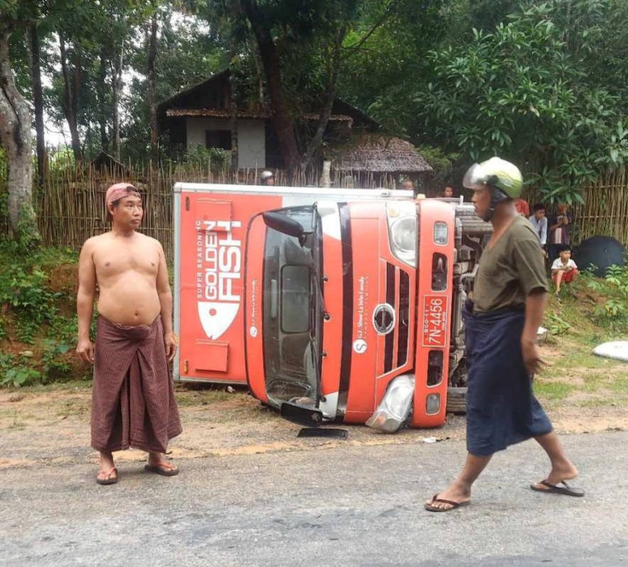 မြောင်းမြမြို့၌ ကားနှင့်ဆိုင်ကယ်တို့ ယာဥ်တိုက်မှုဖြစ်ပွားရာမှ ဆိုင်ကယ