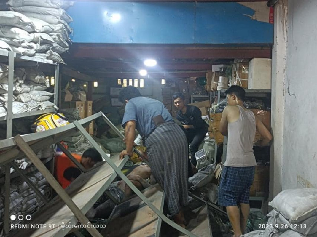 မန္တလေး၌ ကျောက်အမှုန့်အိတ်များထားသည့်စင်ပြိုကျ၍ အလုပ်သမား ၂ ဦး ပိမိကာ