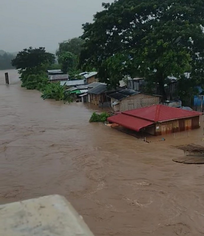 သီပေါမြို့တွင် မိုးသည်းထန်စွာရွာသွန်းမှုကြောင့် မြစ်ရေမြင့်တက်ကာ ရပ်ကွက