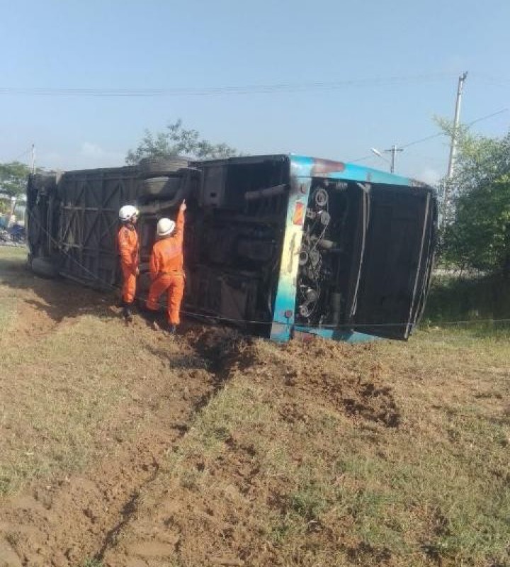 ရန်ကုန် မန္တလေးအမြန်လမ်း၌ ခရီးသည်တင်ကားတစ်စီး လမ်းချော်တိမ်းမှောက်မှုဖြစ်ပွား