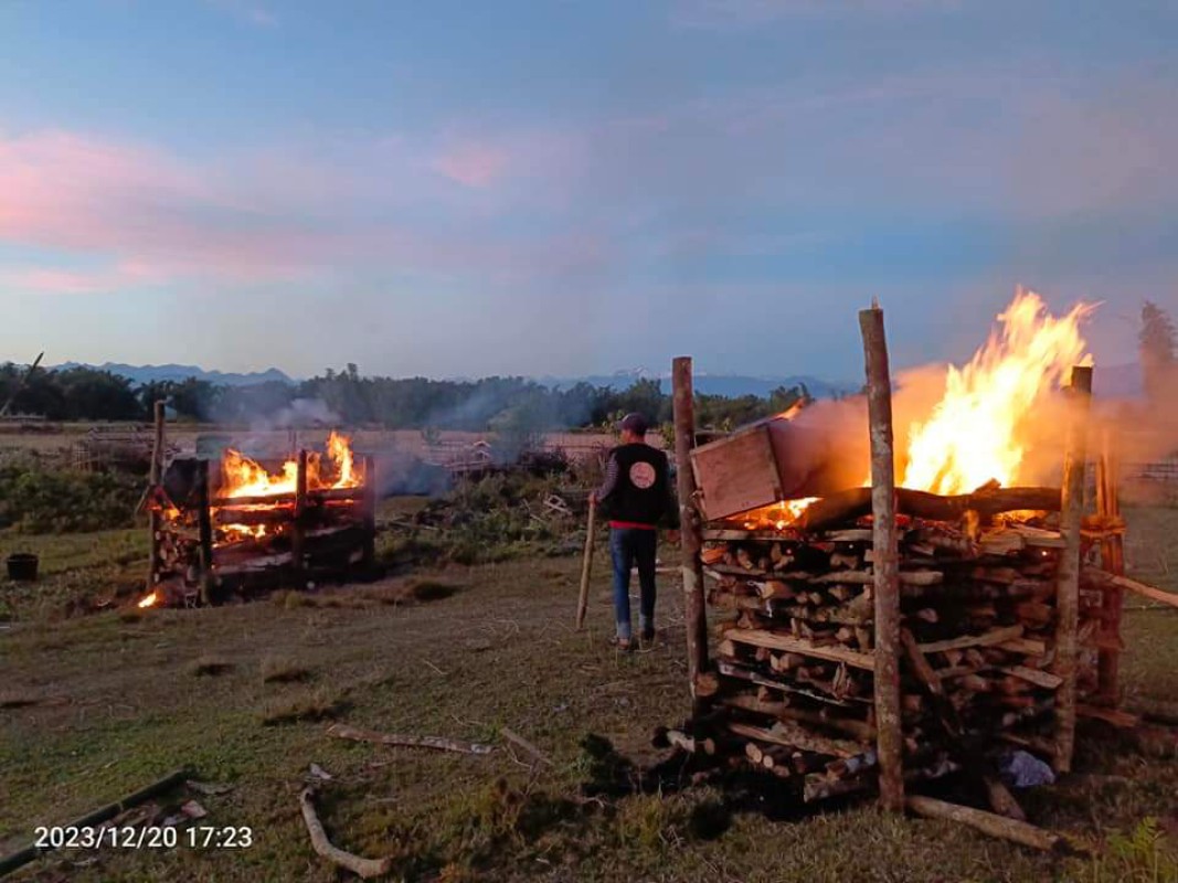 သားအဖချင်းစကားများရန်ဖြစ်ရာမှ တစ်ဦးကိုတစ်ဦးအပြန်အလှန်ဓာတ်ဆီလောင်းကာမီးရ