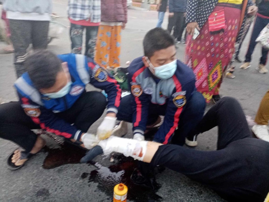 မြစ်ကြီးနားမြို့တွင် ကားနှင့်ဆိုင်ကယ်တို့ မျက်နှာချင်းဆိုင်တိုက်မိခဲ့ရာ