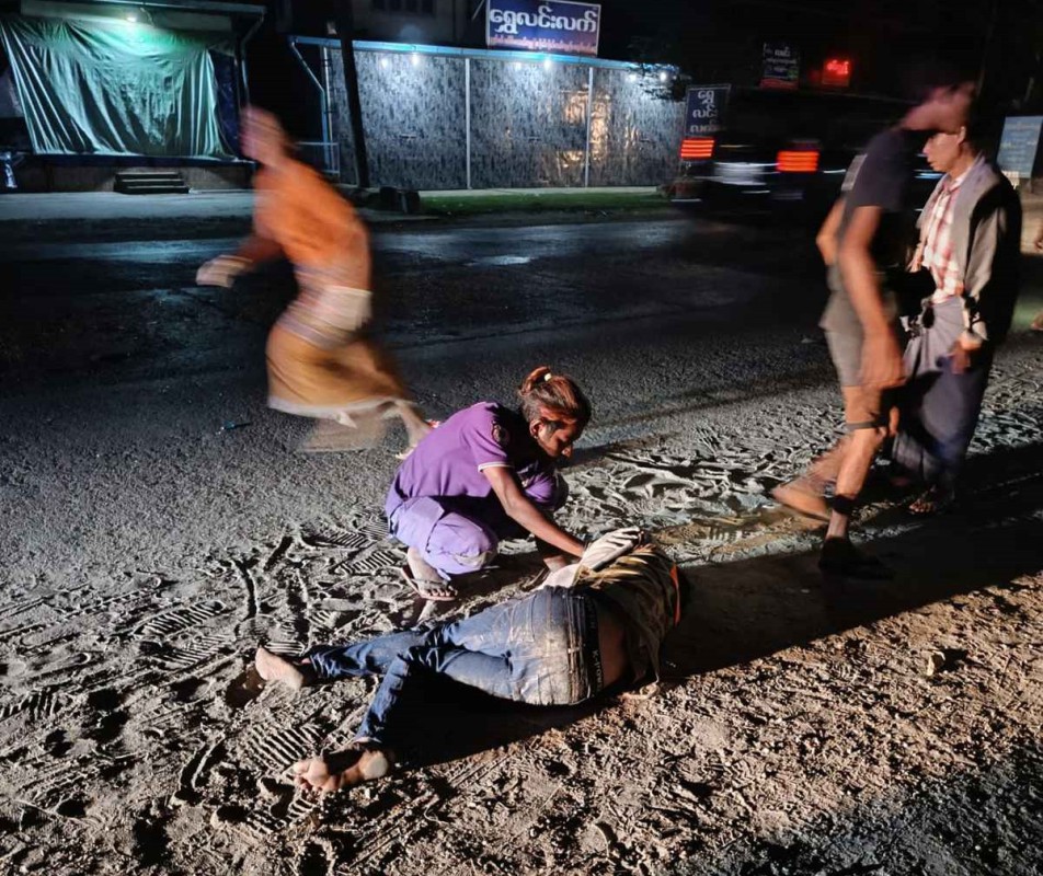 ရွှေပြည်သာမြို့နယ်တွင် ဘေးတွဲဆိုင်ကို ကားတစ်စီးမှတိုက်ပြေးခဲ့ရာ လူ ၃ ဦး