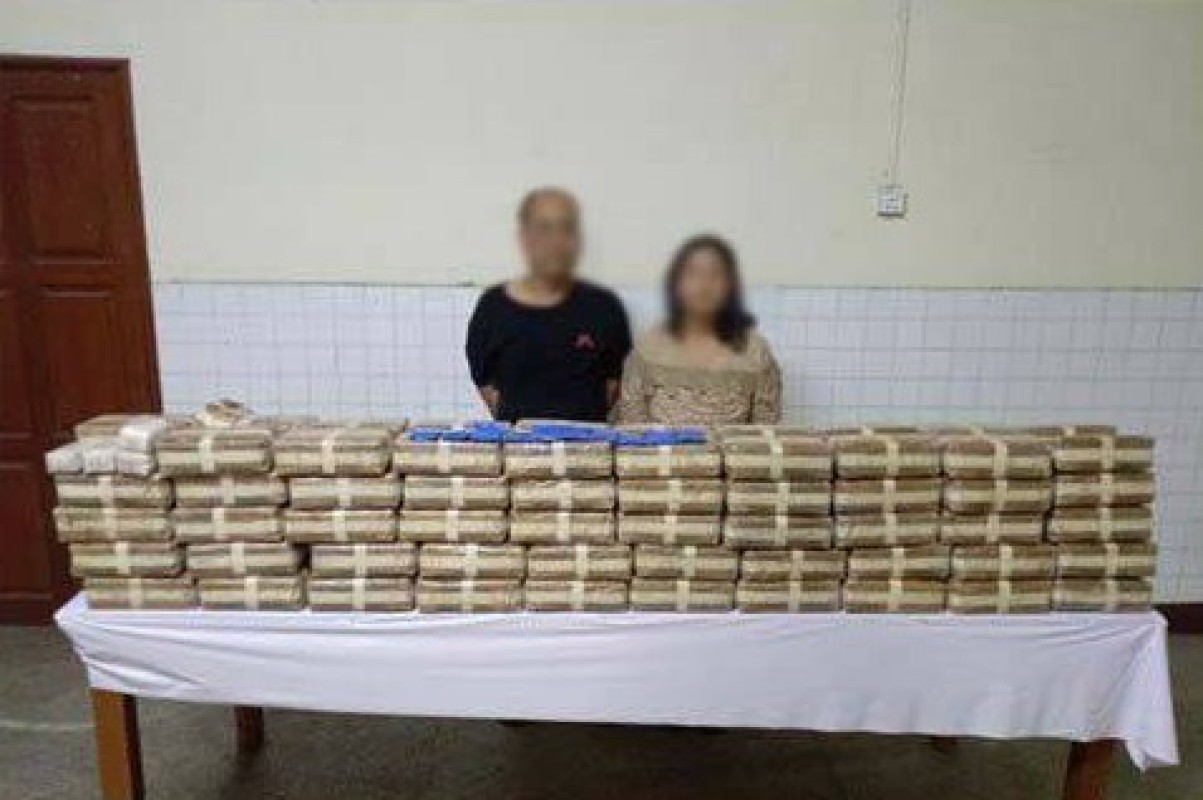 ရန်ကုန်မြို့ရှိ ဆိပ်ကမ်းတစ်ခုတွင် ကုန်တင်သင်္ဘောတစ်စီးပေါ်မှ Aa လက်နက