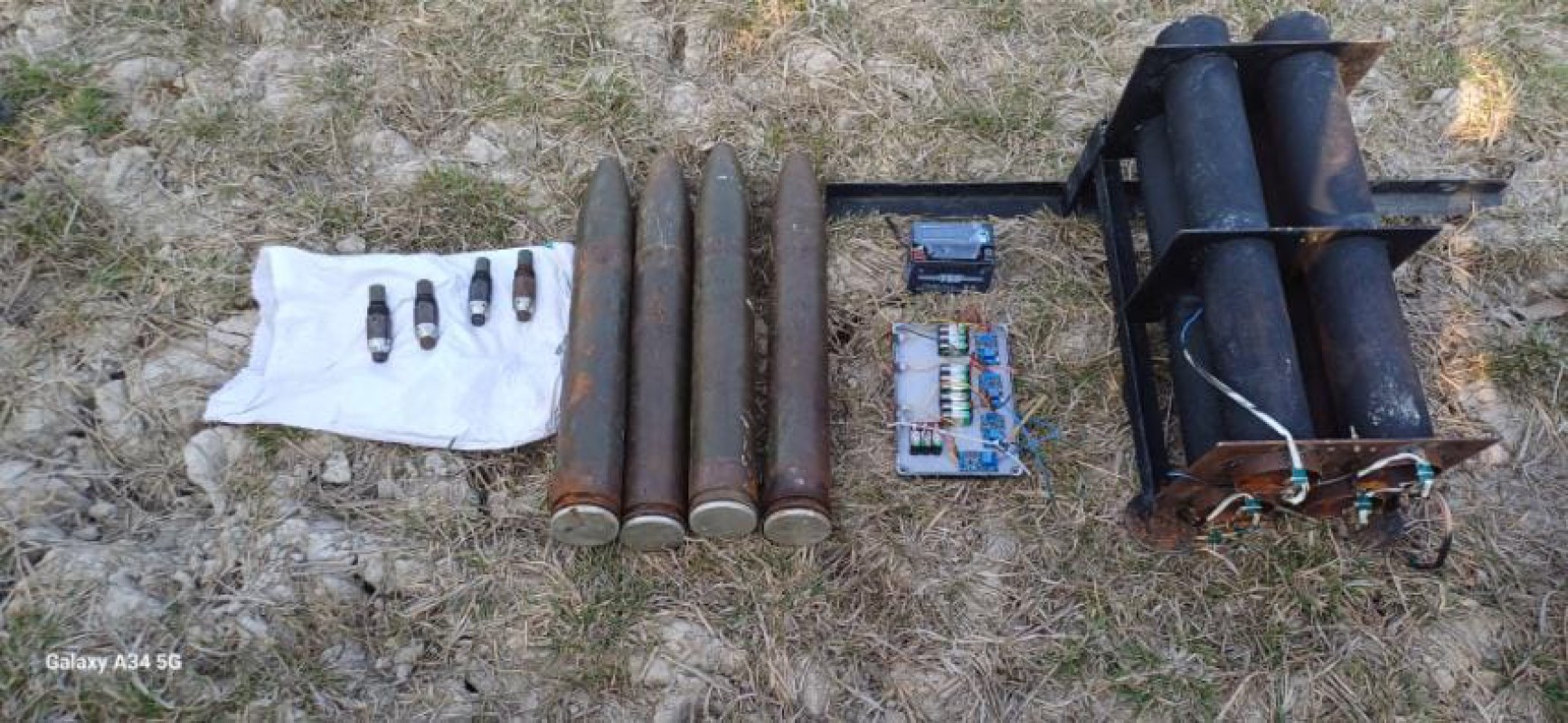 မှော်ဘီလေတပ်စခန်းဘက်သို့ ပစ်ခတ်ရန် ပြင်ဆင်ထားသော ၁၀၇ မမ ရှော့တိုက်ဒုံး ၄ လုံးတွဲကို အချိန်မီရှင