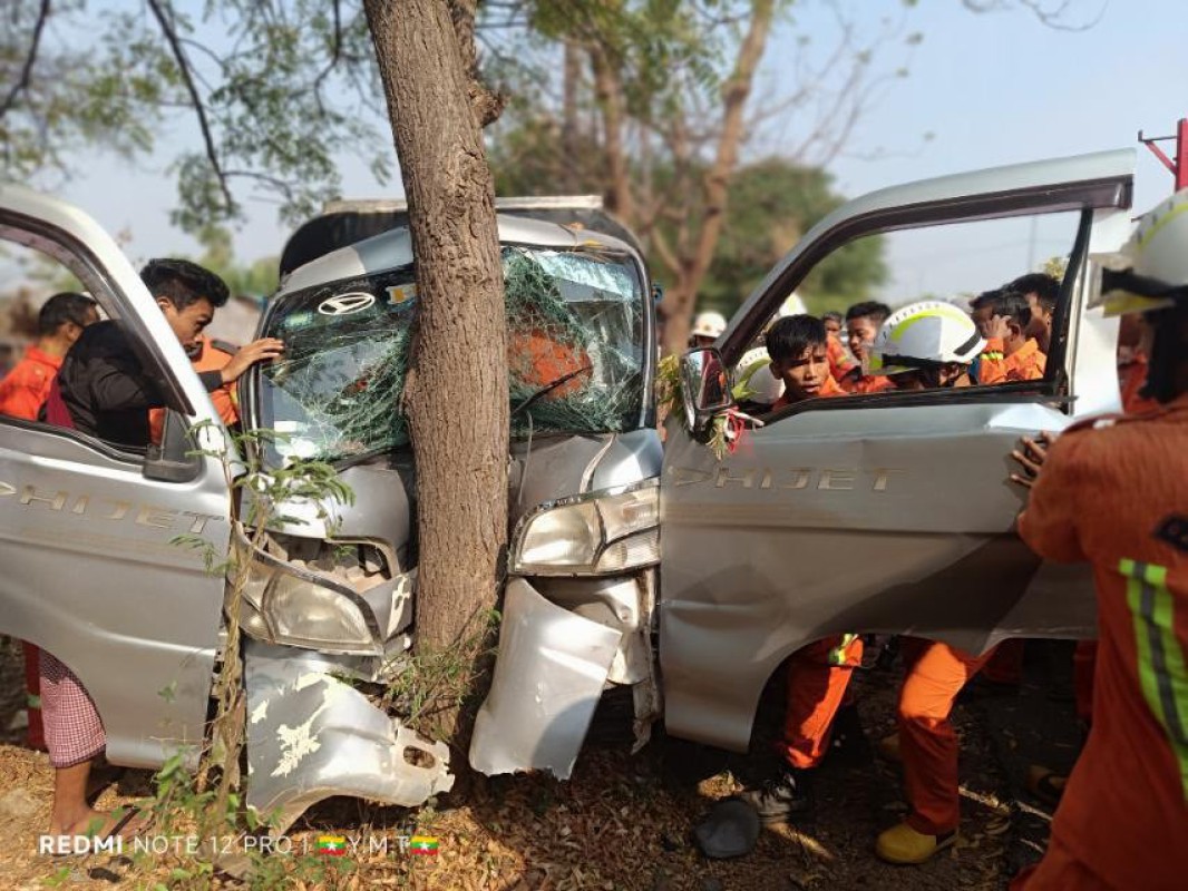 ညောင်ဦးမြို့နယ်တွင် Hijet တစ်စီး လမ်းဘေးသစ်ပင်ကိုဝင်တိုက်ခဲ့ရာ အမ