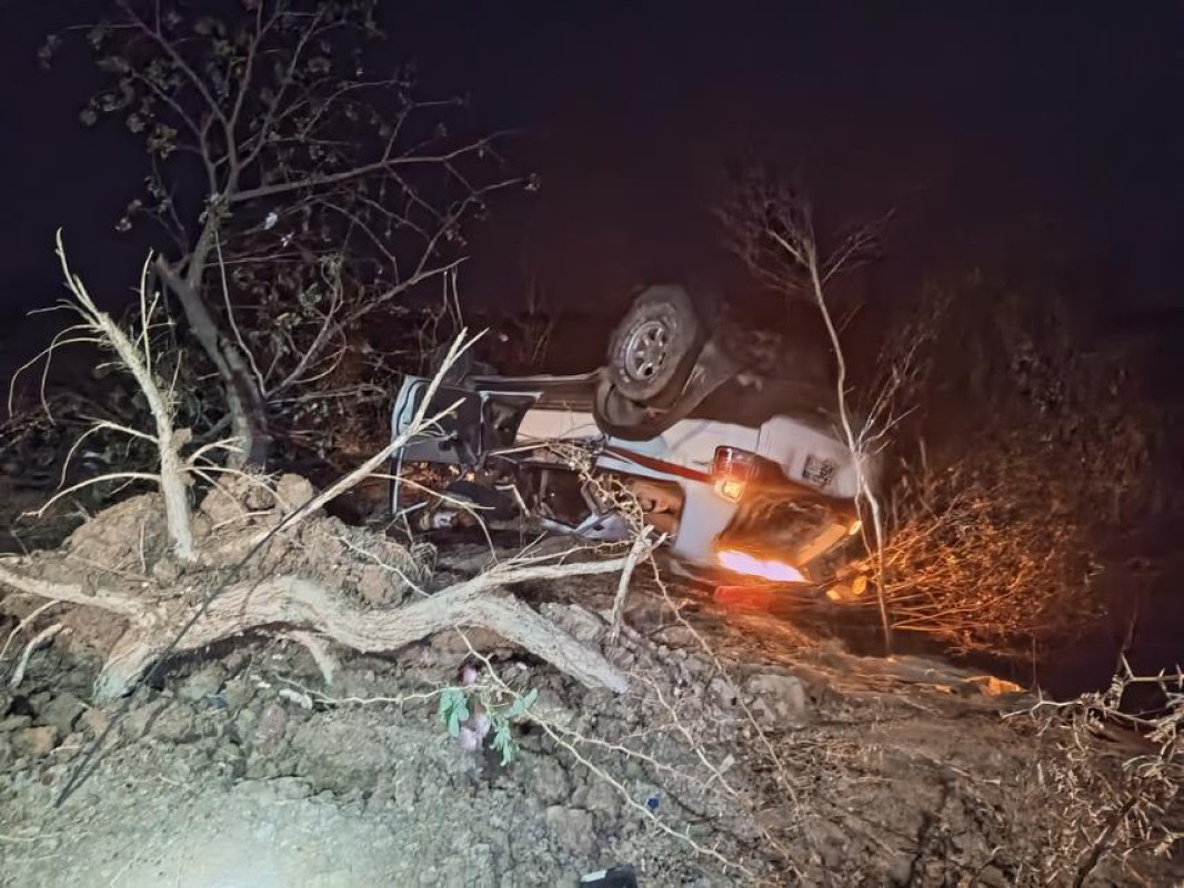 အမြန်လမ်း၌ ကားတစ်စီး ဘီးပေါက်၍ လမ်းဘေးထိုးကျ တိမ်းမှောက်ခဲ့ရာ ယာဉ်မောင