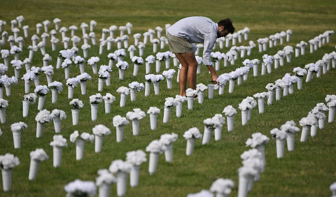 ၂ဝ၂ဝ ပြည့်နှစ်အတွင်း အမေရိကန်မှာ မူးယစ်ဆေး အလွန်အကျွံသုံးစွဲမှု သို့မဟုတ် သေနတ်နဲ့ အကြမ်းဖက်မ