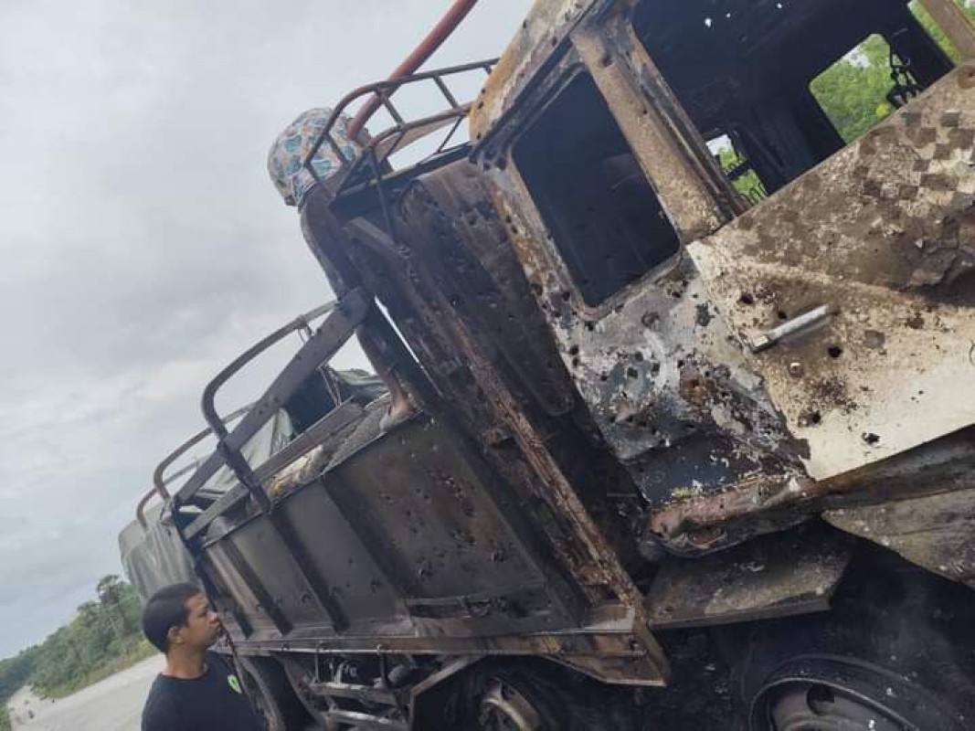 ရန်ကုန် မော်လမြိုင်လမ်းပေါ်ရှိ တံတားများမိုင်းခွဲခံရပြီး ၂ ပတ်ကျော်အကြာတွင် ကုန်ကားတစ်စီး ထပ