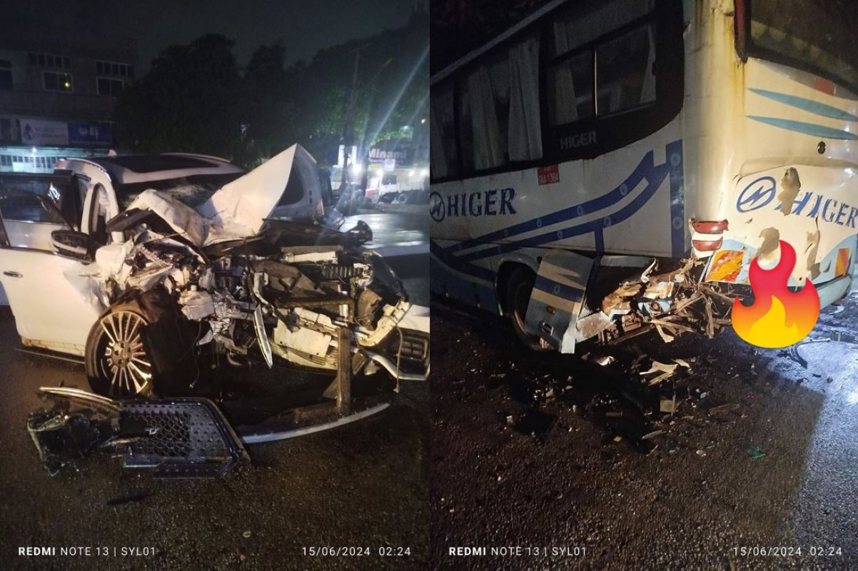 တောင်ဥက္ကလာပမြို့နယ်တွင် ရပ်ထားသည့် Higer Bus ကို အိမ်စီးကားကနောက်မှဝင