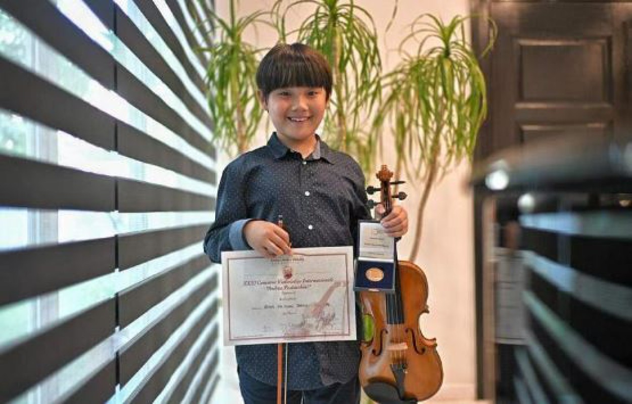 အသက် ၉ နှစ်အရွယ် စင်ကာပူနိုင်ငံသား တယောပညာရှင် အီတလီ Andrea Postacchini ...